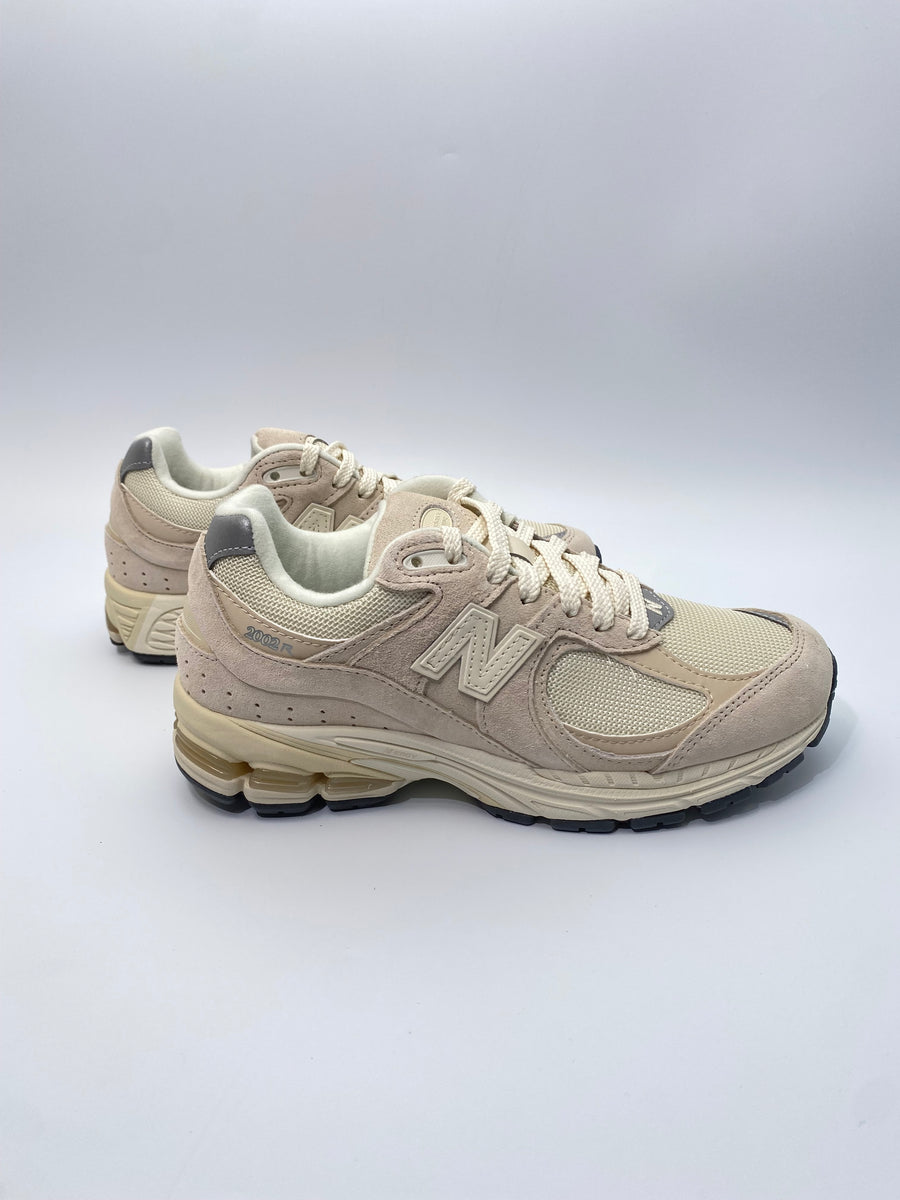 New balance 2002 RCC Calm taupe met angora en silver metallic – Isshoe