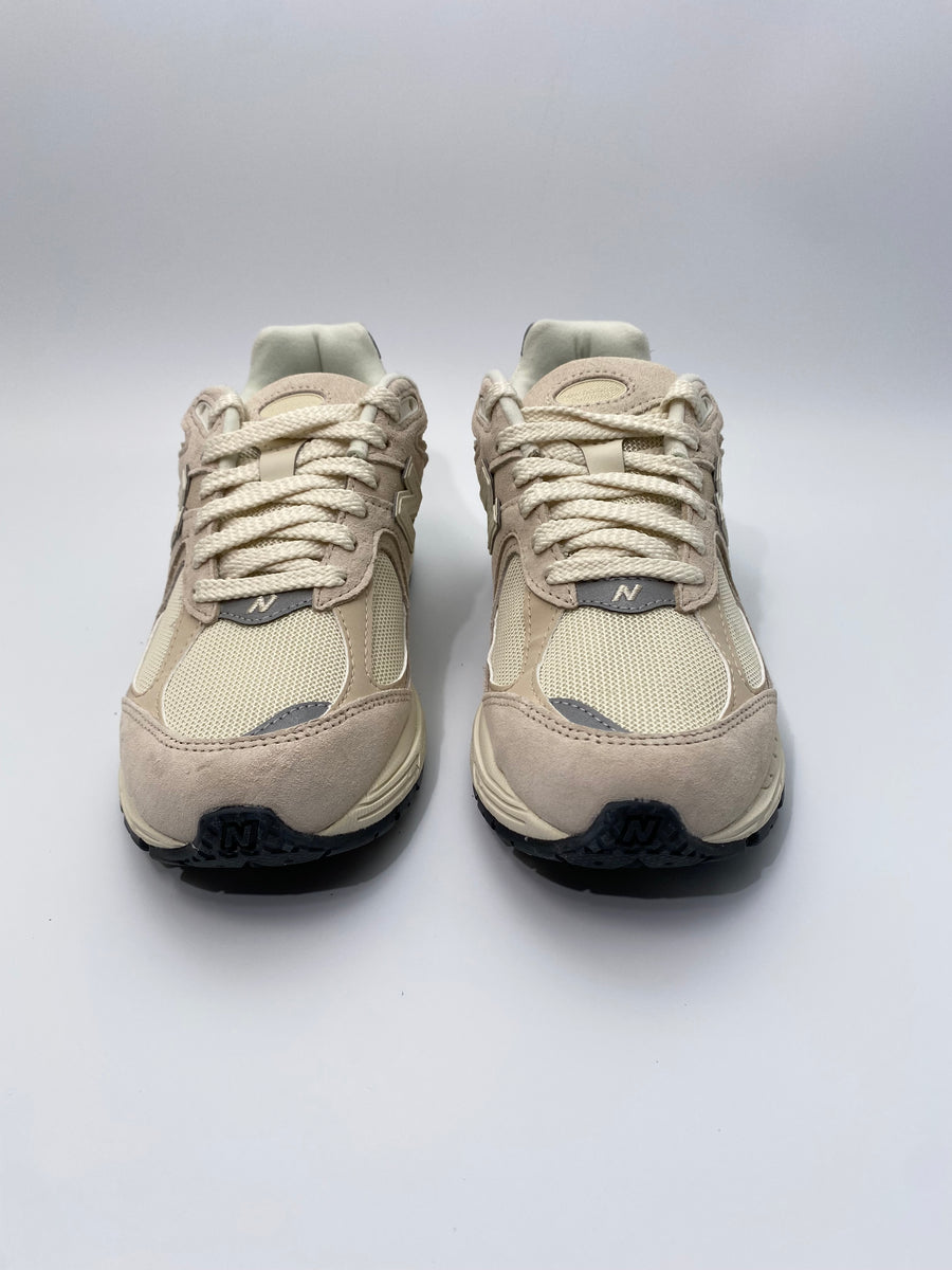New balance 2002 RCC Calm taupe met angora en silver metallic – Isshoe